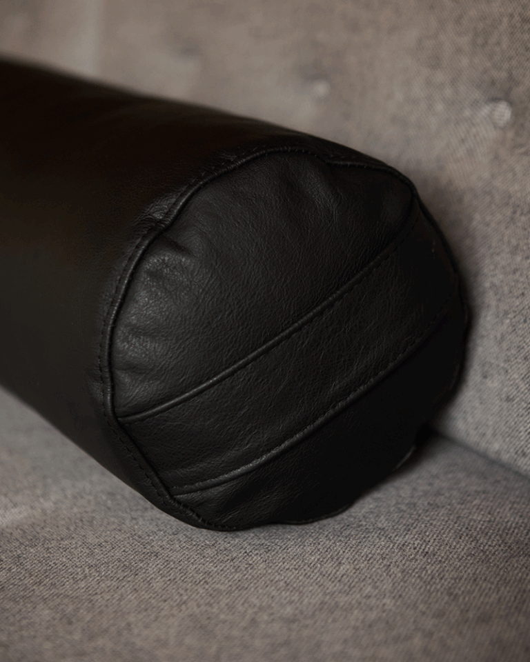 Cylinder | Rund pude i cognac læder fra Lille Svend KBH