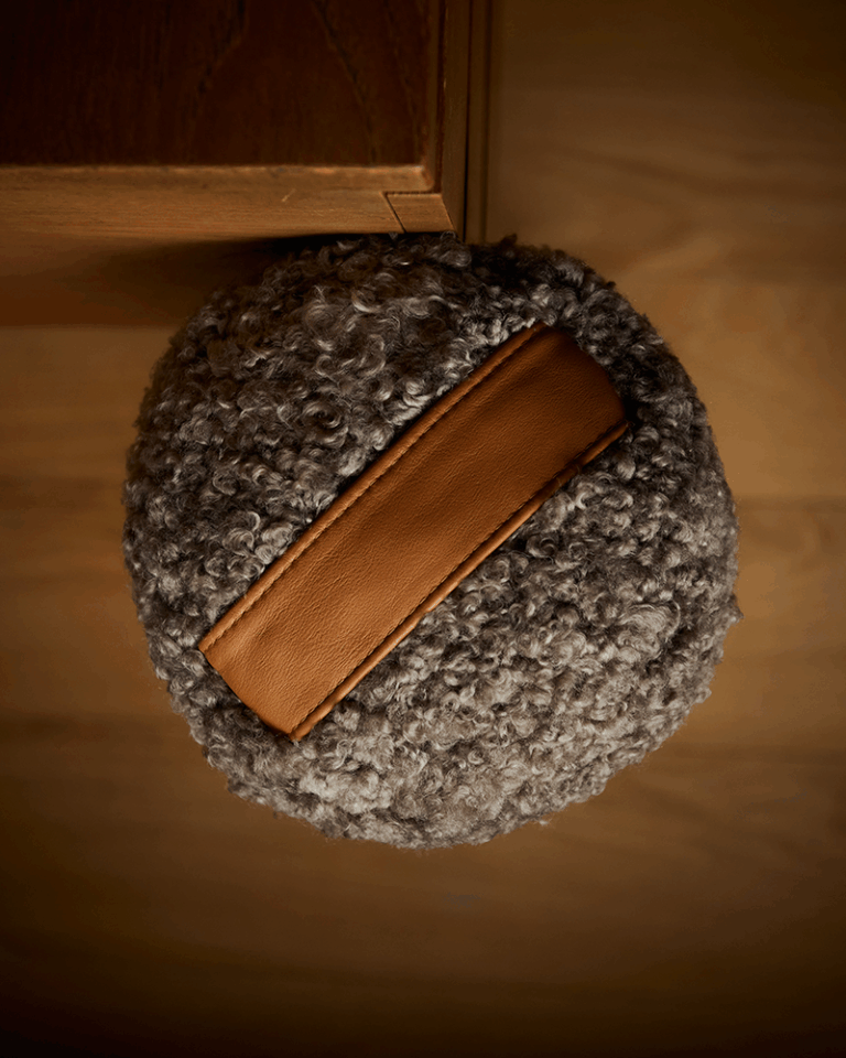 Cylinder pude | Rund pude i cognac læder fra Svend