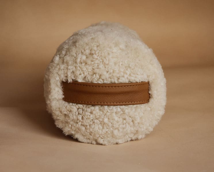 Lammeskindspude | Rund pude i rulam & cognac læder