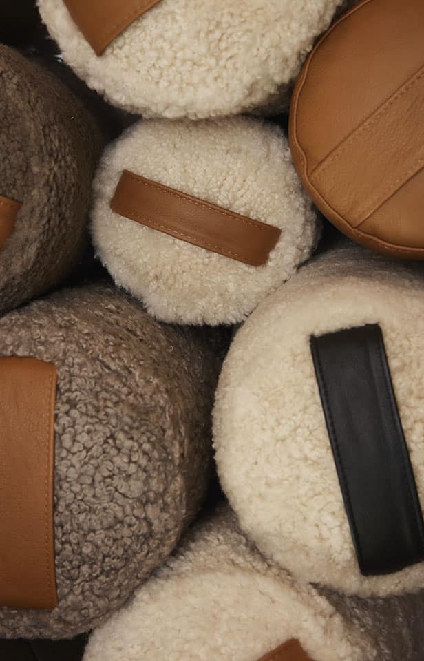 Lammeskindspude | Rund pude i rulam & cognac læder